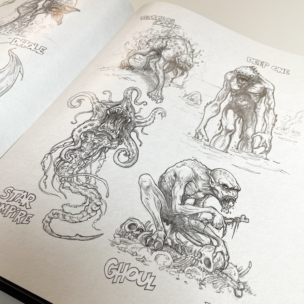 Lovecraft: Chants for the Old Ones (ESP-ENG, Bilingüe) - Dos IlustraDos